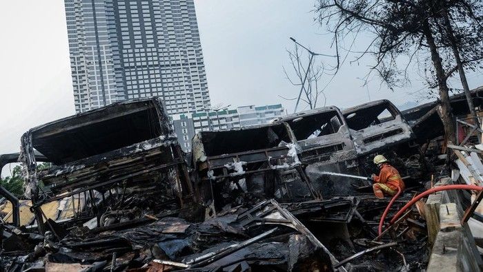 Kebakaran Hanguskan 20 Bus Bekas TransJakarta di Pool Terminal Rawa Buaya!